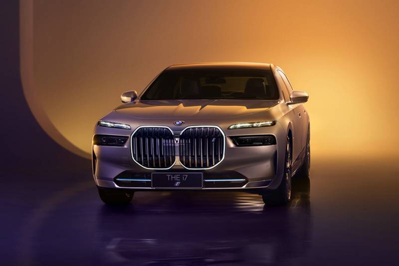 全新BMW i7正式亮相，后排装配悬浮巨幕，豪华气质完全拿捏_搜狐汽车_搜狐网