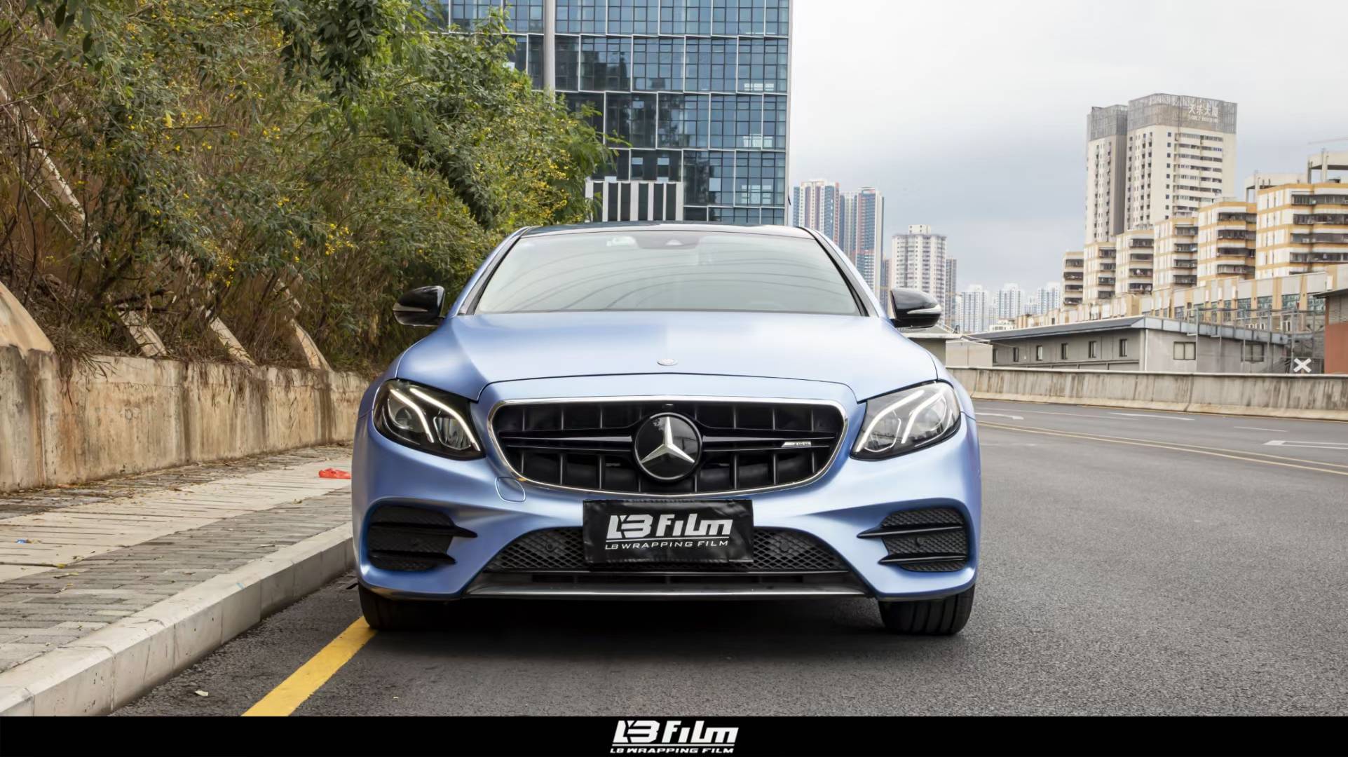 LBFILM改色膜：奔驰-E300电光金属清雾蓝_搜狐汽车_搜狐网