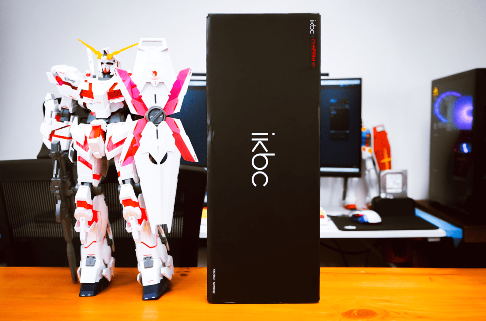 喜欢高达外设？ikbc报丧女妖联名的机械键盘快了解一下_小伙伴_logo_机体