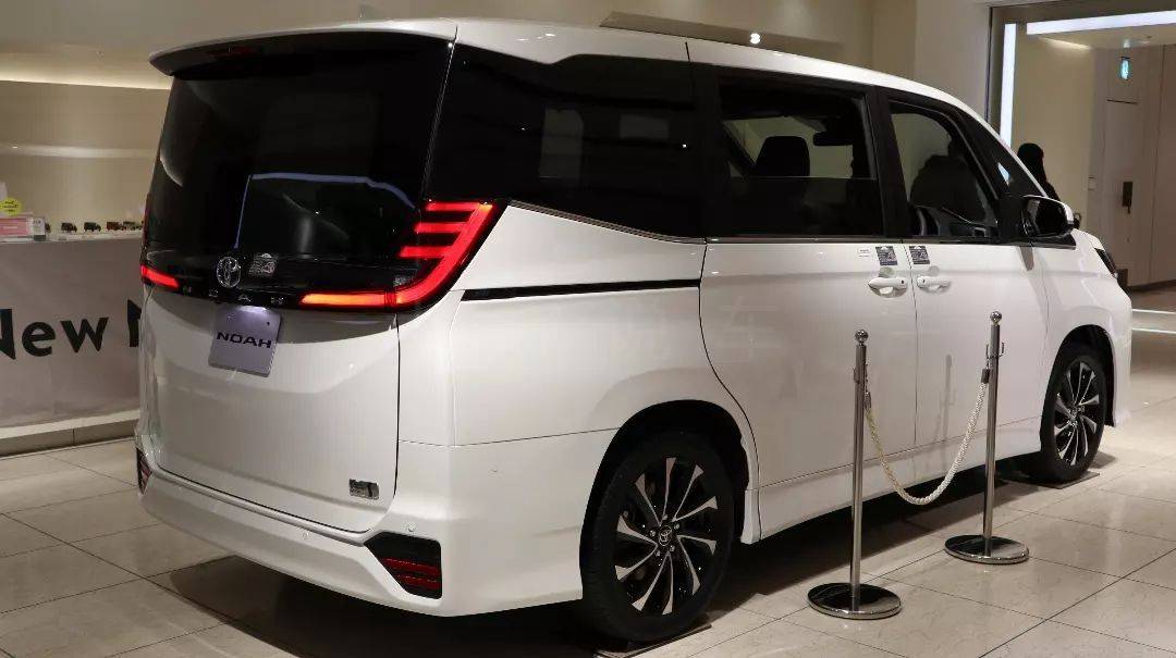 丰田NOAH实车亮相，尺寸超越别克GL6，2.0引擎+侧滑门，帅气_搜狐汽车_搜狐网
