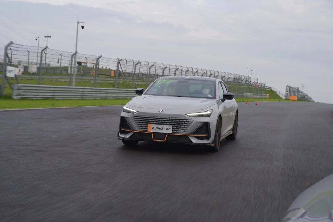 赛道试驾长安UNI-V，1.5T爆发188马力，动态表现如何？_搜狐汽车_搜狐网