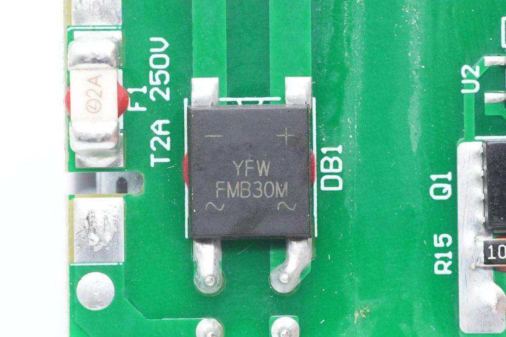 内置英集芯IP2726快充协议芯片，倍仕达33W双口快充充电器拆解_功率_小板_模块