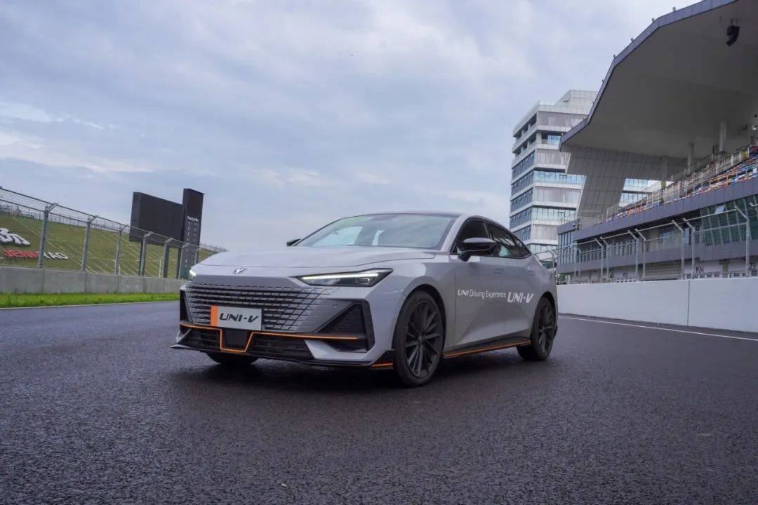 赛道试驾长安UNI-V，1.5T爆发188马力，动态表现如何？_搜狐汽车_搜狐网