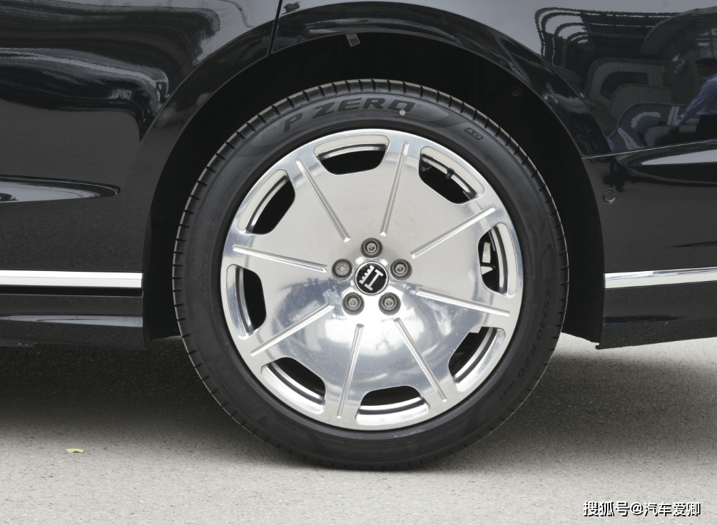 “迈巴赫”版奥迪A8，车长5450mm，大饼式轮毂，后排奢华配4座_搜狐汽车_搜狐网