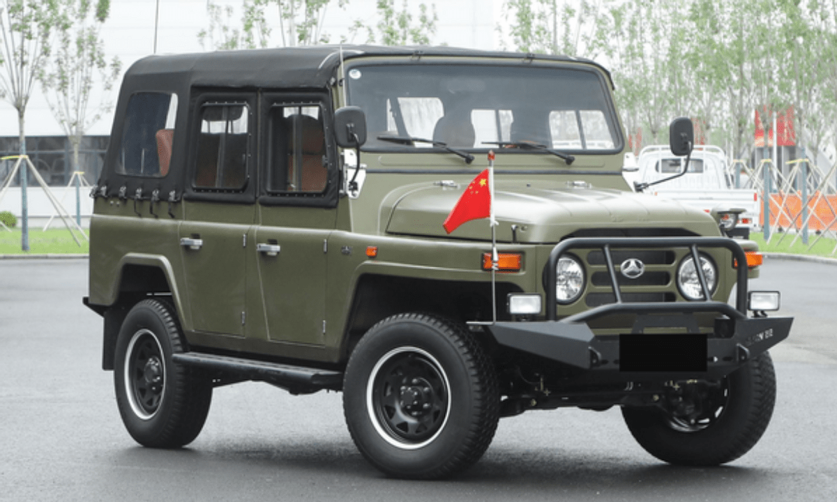 新款BJ212亮相，搭五菱2.0升动力，外观军绿涂装配软顶太亮眼 | 乐惠车