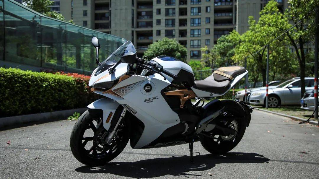 24999元 QJMOTOR电摩仿赛OAO正式发布！四档变速！_搜狐汽车_搜狐网