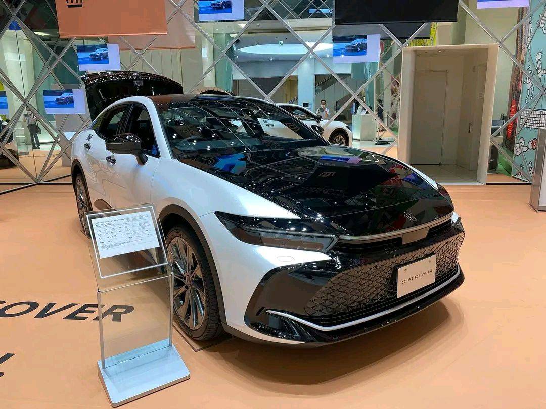TOYOTA皇冠配置曝光，风格大变，2.4T+8AT，轴距2.9米，霸气_搜狐汽车_搜狐网
