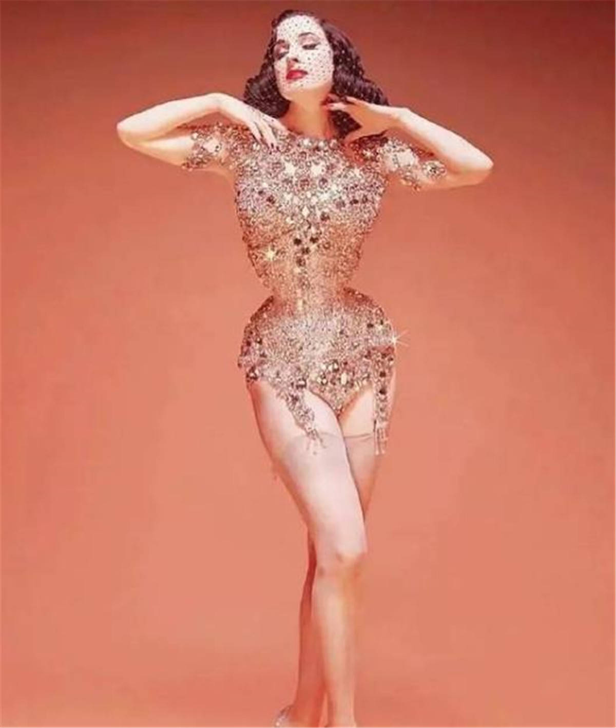 她是世界 最贵”脱衣舞娘，极致宠儿，身价13亿，被认为是艺术家蒂塔·万提表演方面