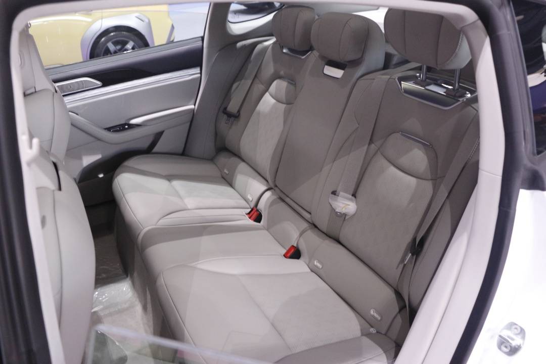 2022华南国际车展：哪吒S遇上长安深蓝SL03，现场大比拼_搜狐汽车_搜狐网