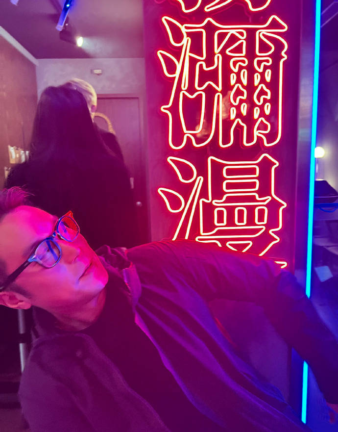 杨祐宁晒照为张孝全庆生 获寿星亲亲表情娇羞搞怪 搜狐大视野 搜狐新闻