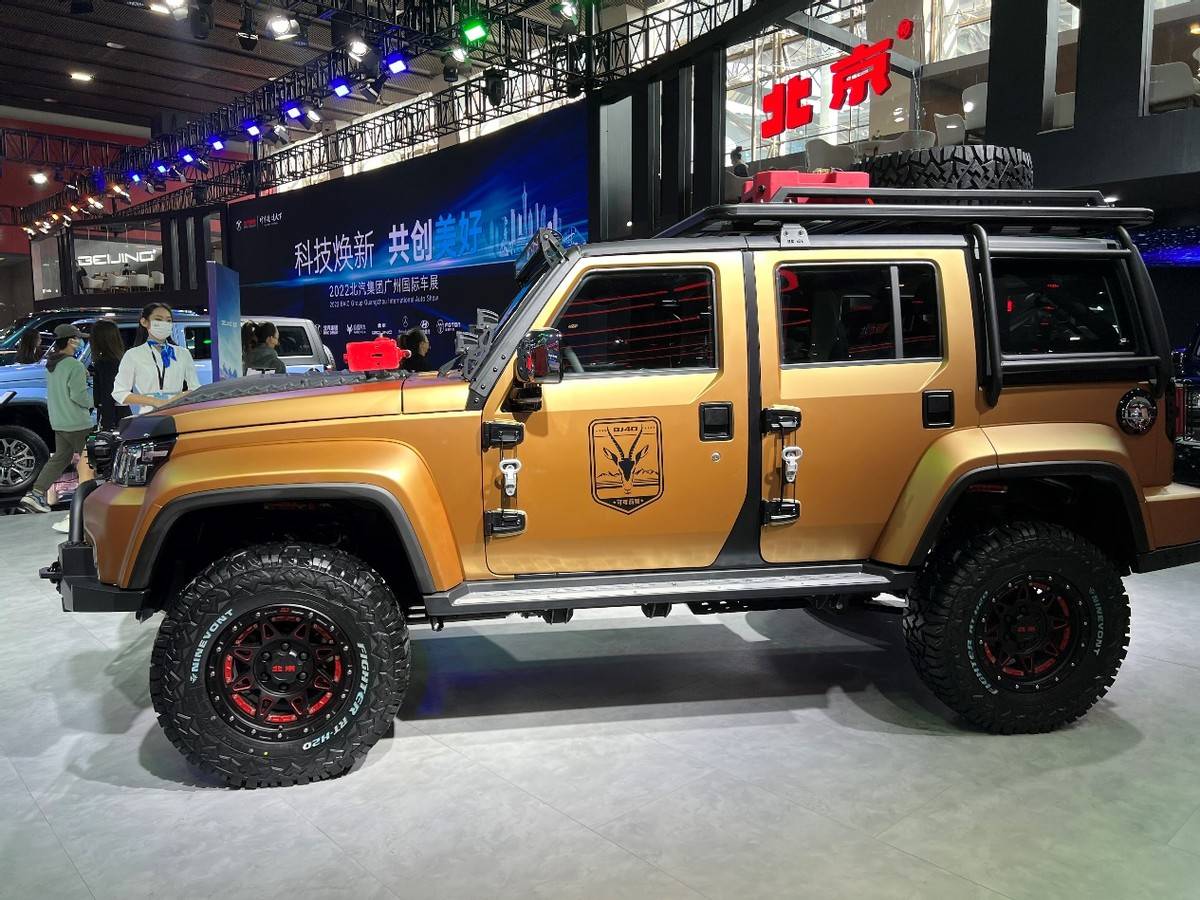 车展实拍BJ40可可西里：2.0T+三把锁，自带竞技杠/绞盘/升高套件_搜狐汽车_搜狐网