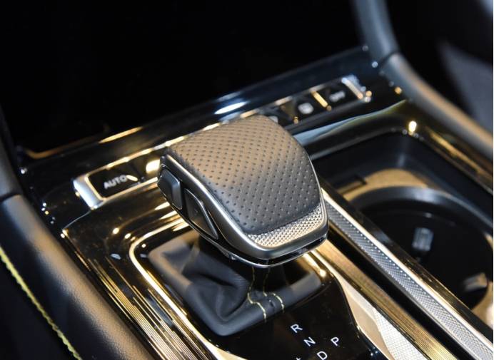 252马力+8AT，配中置双出，红旗H6要空间有空间，要颜值有颜值_搜狐汽车_搜狐网