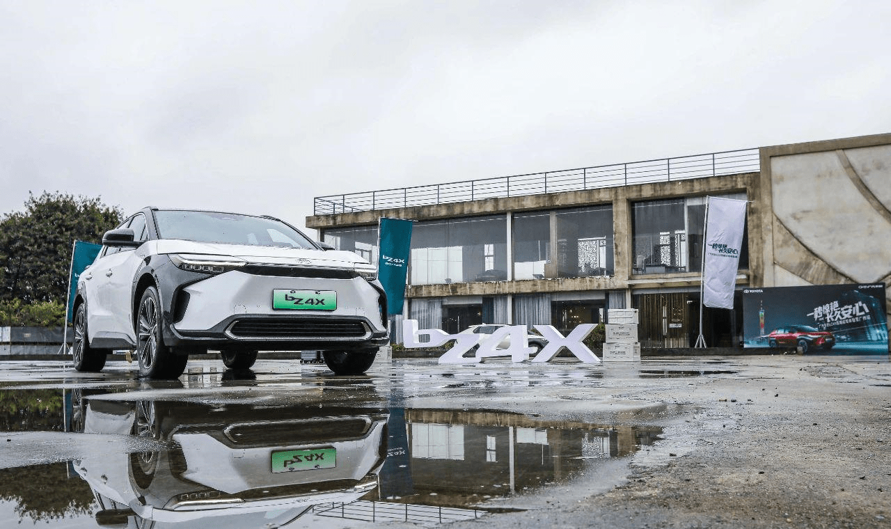 在冬日的下雨天偶遇广汽丰田b4ZX_搜狐汽车_搜狐网