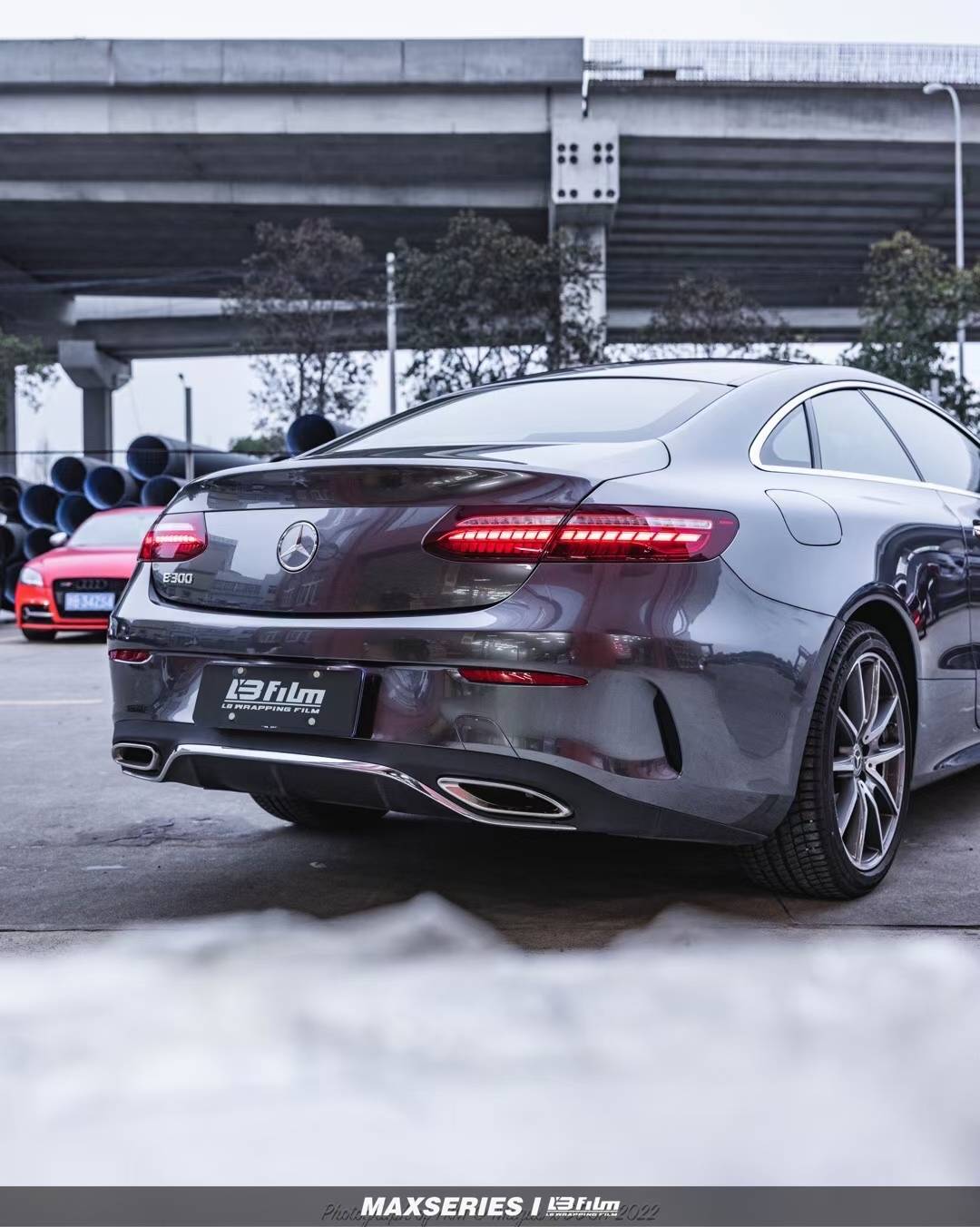 奔驰E300-LB改色膜液体金属乌木兰灰，中性风的液态金属咖_搜狐汽车_搜狐网