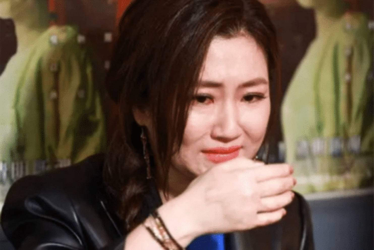 Selina二婚遇良人！获男方父母认可未被求婚，无名指却已戴上钻戒_小时候_组合_伤疤