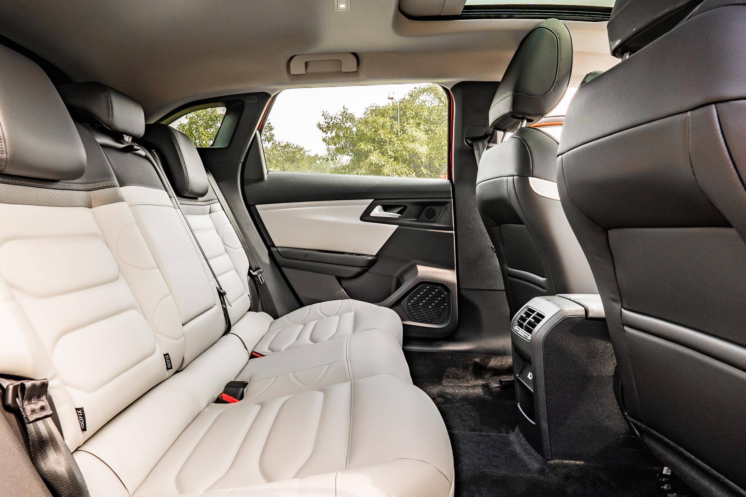 凡尔赛C5X：14.37万起售，标配19寸大轮毂，1.6T+8AT，造型惹人爱_搜狐汽车_搜狐网