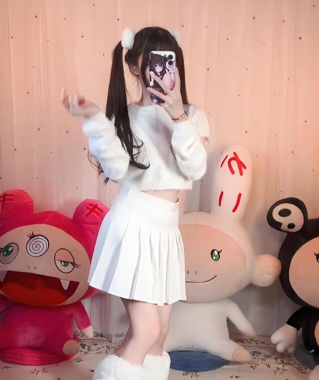 网红“蔡萝莉”被质疑擦边,时尚裤外穿逛街,半月都不换被嘲酸了 衣服 网友 视频