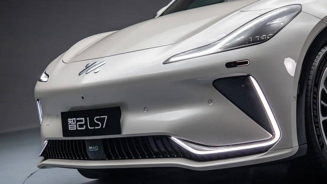 拳打宝马X5，脚踢蔚来ES8，智己LS7有这个实力吗？_搜狐汽车_搜狐网