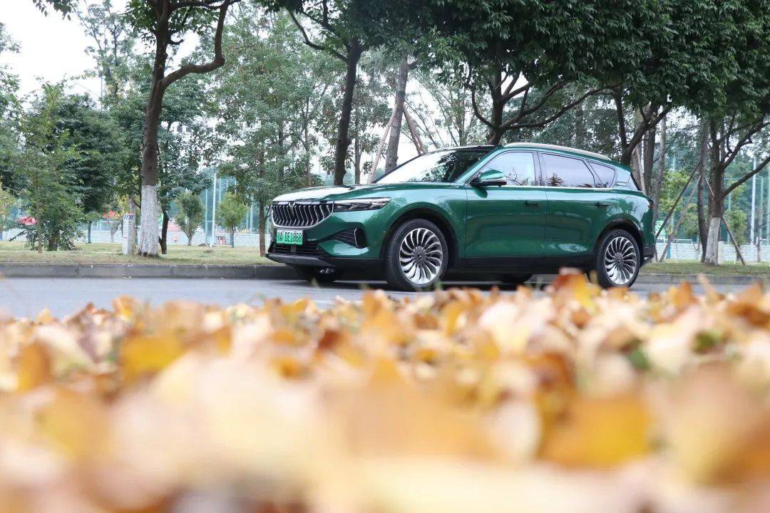 产品突出，还能免费升级8155，30万级SUV看岚图FREE超长续航纯电版_搜狐汽车_搜狐网