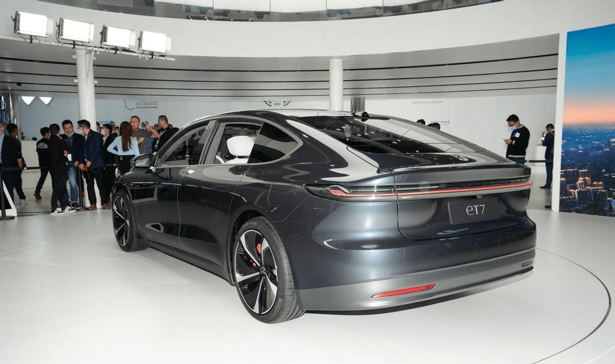 配无框电吸门，轴距达到3060毫米，蔚来ET7实车体验_搜狐汽车_搜狐网