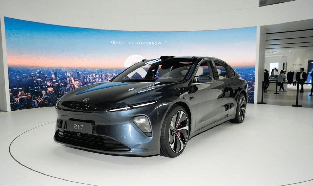 配无框电吸门，轴距达到3060毫米，蔚来ET7实车体验_搜狐汽车_搜狐网