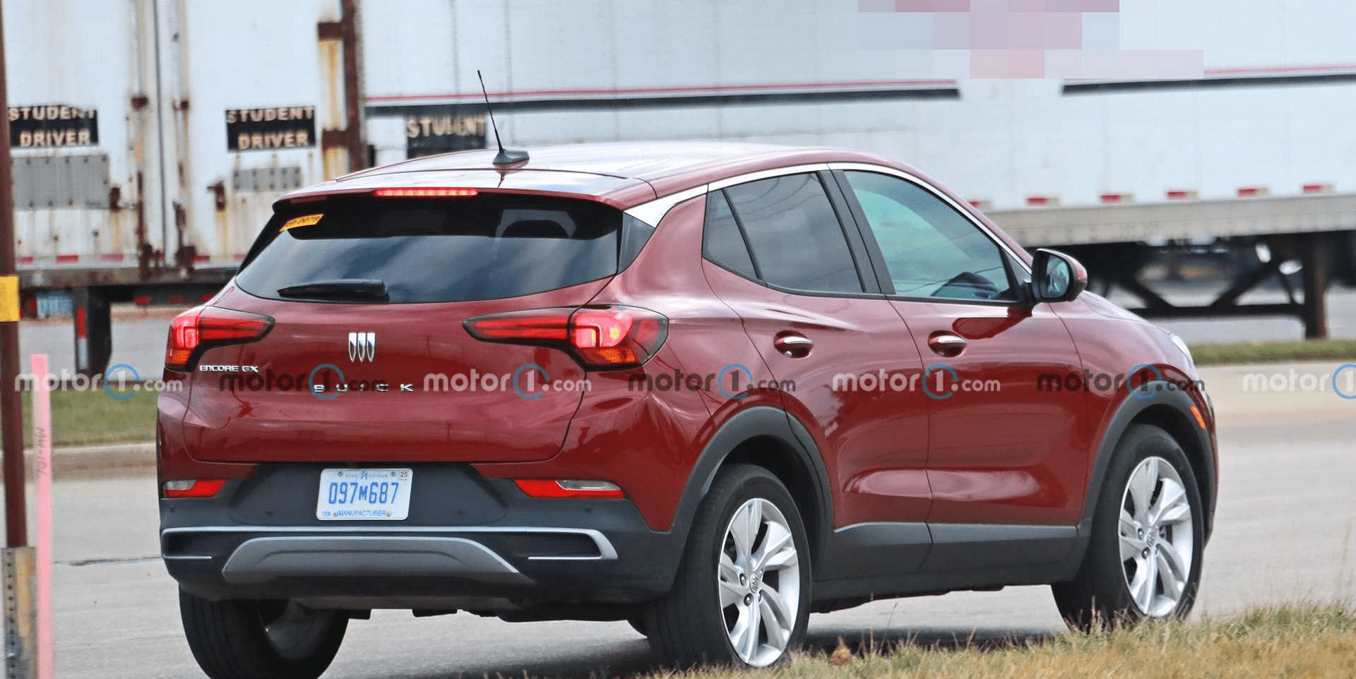 换装双联屏 海外版新款昂科拉GX内饰谍照曝光 换装1.5T发动机_搜狐汽车_搜狐网