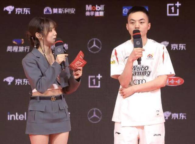 Light成为第二个smlz，赛后采访面无表情，难怪没粉丝跟他合影_比赛_战队_性格