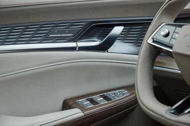 实拍荣威RX9：搭2.0T+9AT！内置47英寸联屏，汉兰达太小了？_搜狐汽车_搜狐网