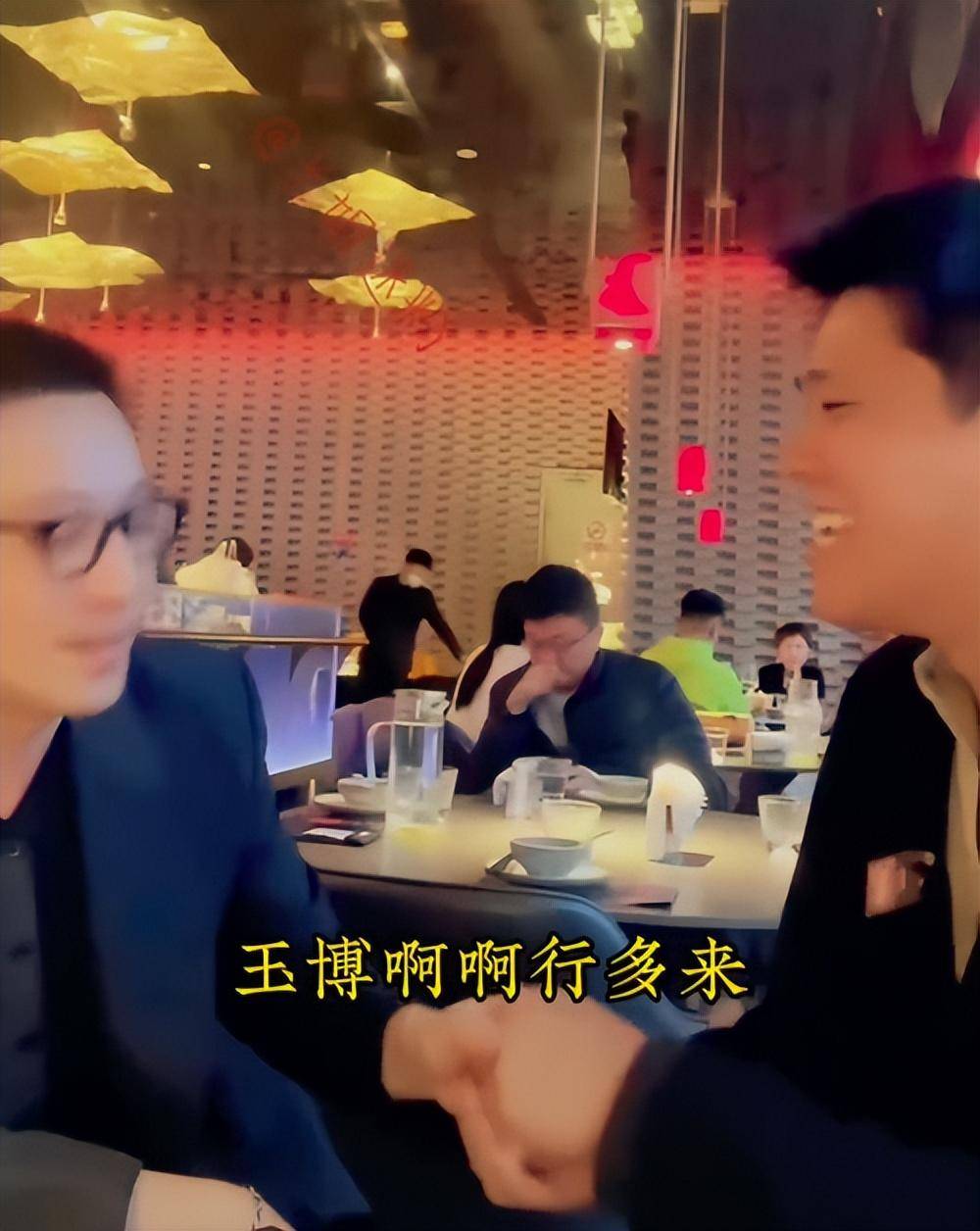 终于和解!汪小菲葛斯齐同框直播握手,不顾315点名怒赞酸辣粉 搜狐大视野 搜狐新闻