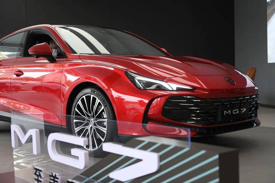 2.0T 261匹 405牛，中型车还带电动尾翼！实拍全新MG7_搜狐汽车_搜狐网
