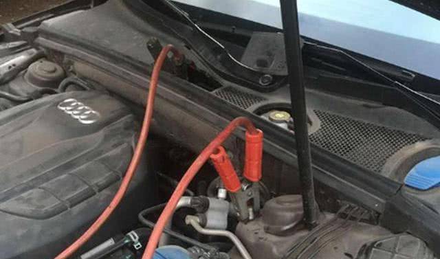 开自动挡车蓄电池没电了咋办？直接叫拖车就亏了，用这招轻松解决_搜狐汽车_搜狐网