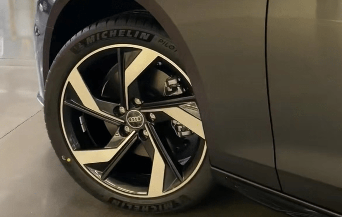 2023款奥迪A4L星夜版实车现身，黑武士风格更帅气，配B&O音响_搜狐汽车_搜狐网