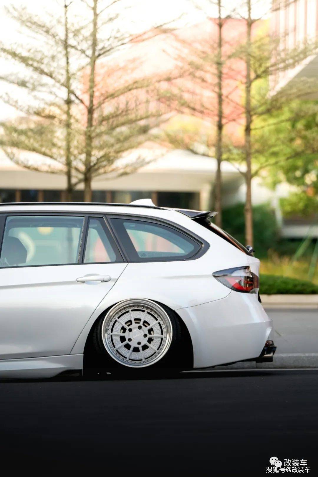 有"纹身"的宝马320i旅行版，远看优雅、近看霸气外漏_搜狐汽车_搜狐网