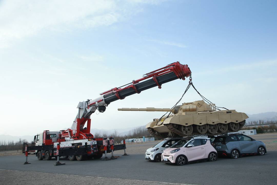 奇瑞小蚂蚁+无界Pro成功挑战T59坦克托举，小小车身竟有大大的能量_搜狐汽车_搜狐网