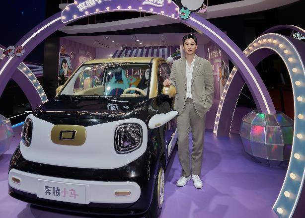 【新闻】朱亚文现身一汽奔腾展台 实力演员燃爆上海车展_搜狐汽车_搜狐网