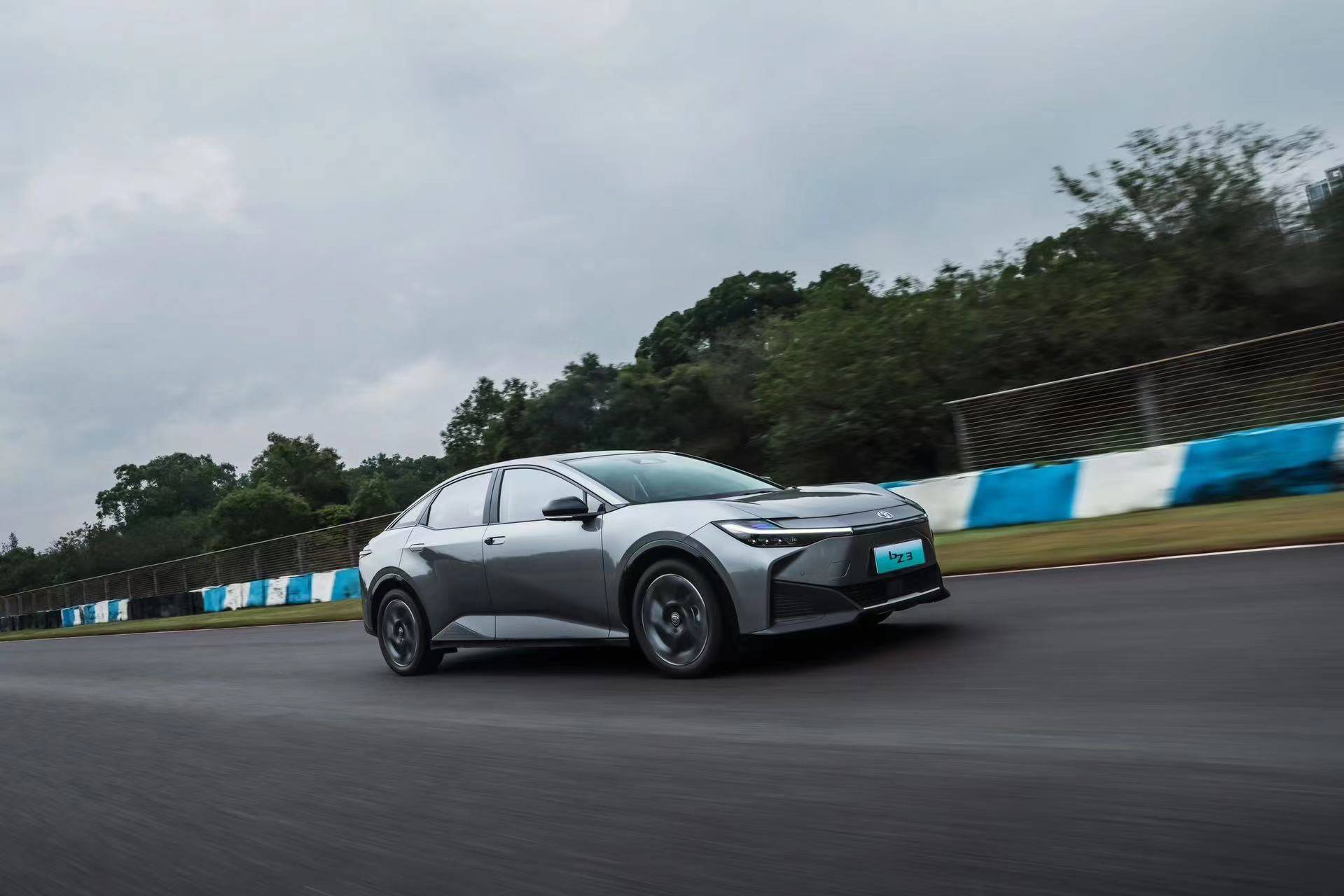 纯电动轿车也可以玩JDM！你看一汽丰田bZ3可以这样玩_搜狐汽车_搜狐网