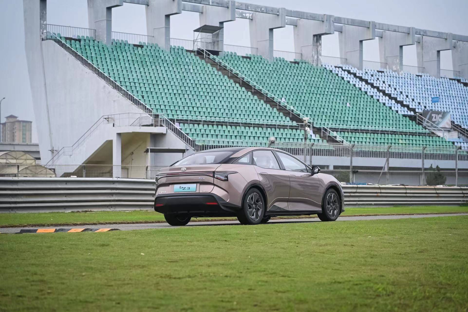 纯电动轿车也可以玩JDM！你看一汽丰田bZ3可以这样玩_搜狐汽车_搜狐网