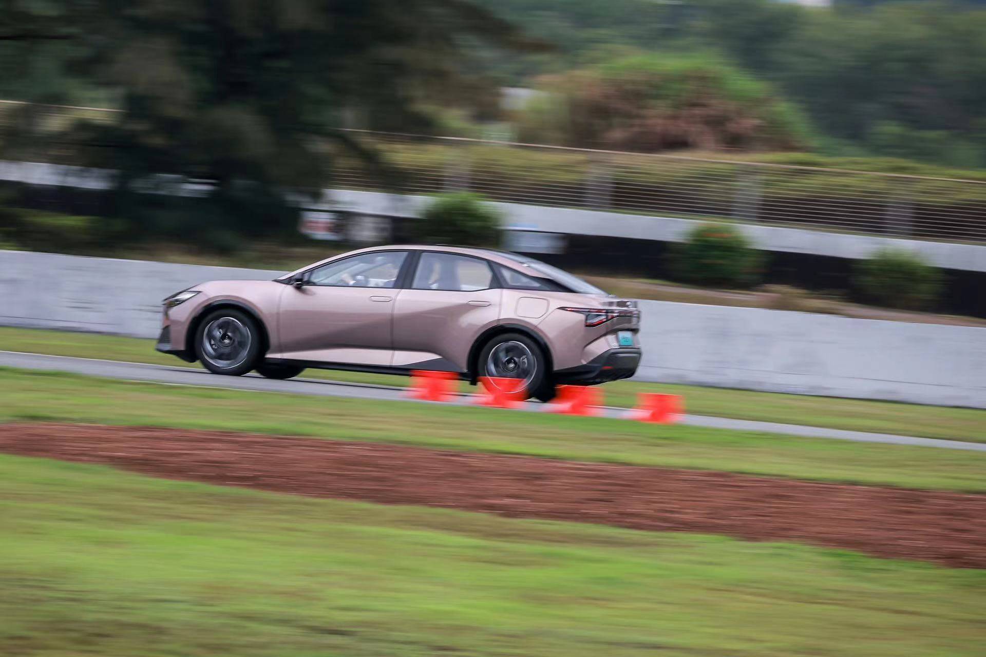 纯电动轿车也可以玩JDM！你看一汽丰田bZ3可以这样玩_搜狐汽车_搜狐网