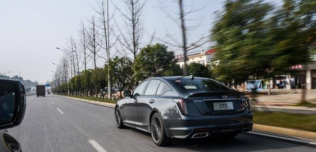 26.9万喜提凯迪拉克CT5，再开奥迪A4L，差距一目了然！_搜狐汽车_搜狐网