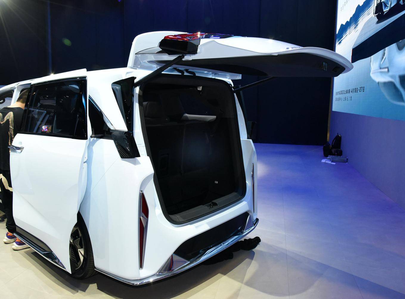 想买MPV的等一等，盘点2款将上市的纯电MPV，续航750km/高压快充_搜狐汽车_搜狐网