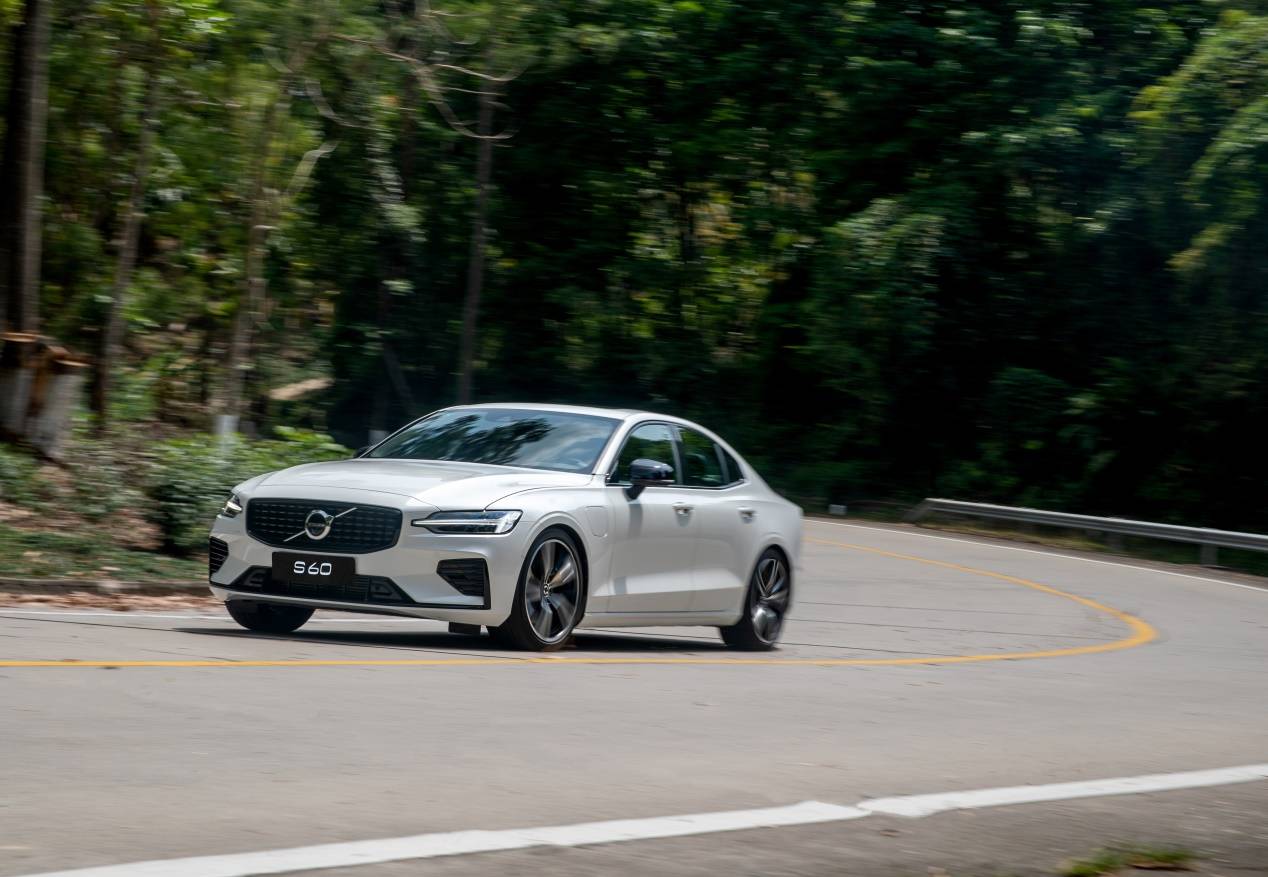 试驾沃尔沃S60 B5：后排不算差，操控超3系？_搜狐汽车_搜狐网
