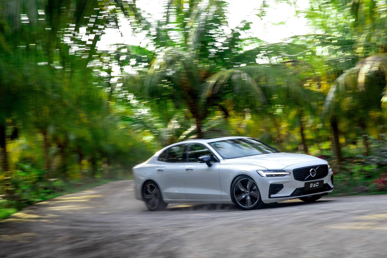 试驾沃尔沃S60 B5：后排不算差，操控超3系？_搜狐汽车_搜狐网