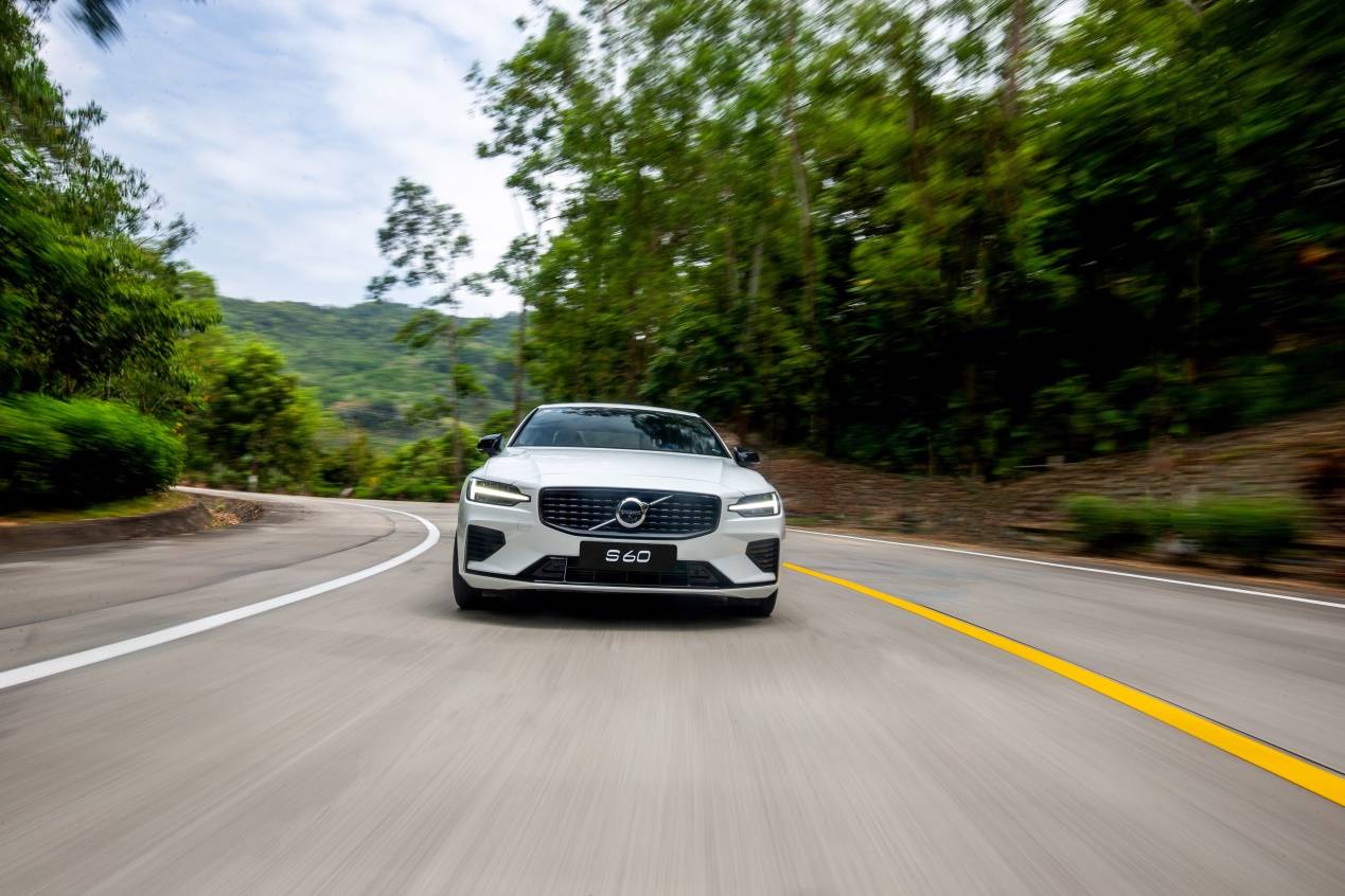 试驾沃尔沃S60 B5：后排不算差，操控超3系？_搜狐汽车_搜狐网