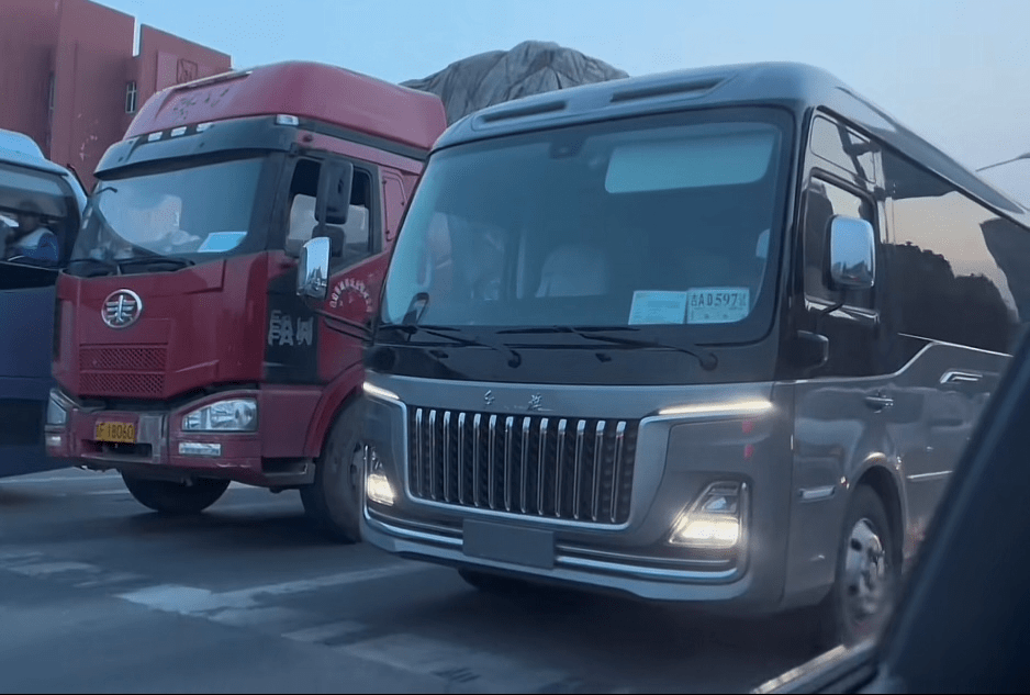 取代考斯特？红旗QM7现身街头，气场油然而生，搭自研3.0T动力_搜狐汽车_搜狐网