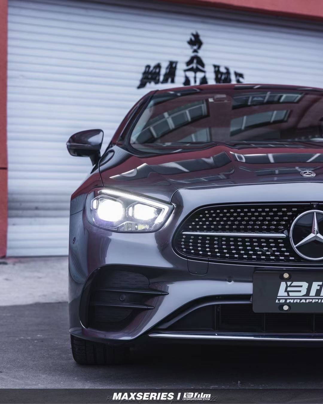 奔驰E300-LB改色膜液态金属乌木兰灰,充满金属感的深灰色_搜狐汽车_搜狐网