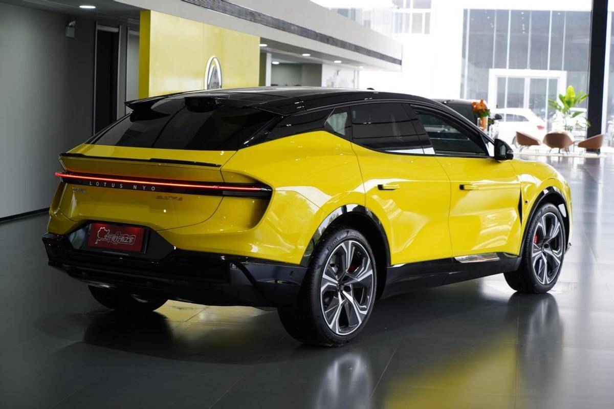 路特斯Eletre探店试驾！纯电超跑SUV如何保持纯粹的驾控乐趣？_搜狐汽车_搜狐网