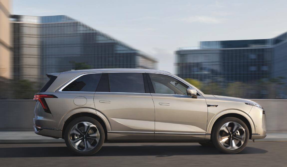 30万元级“死对头”，蓝山DHT-PHEV和理想L8谁更值得pick？_搜狐汽车_搜狐网