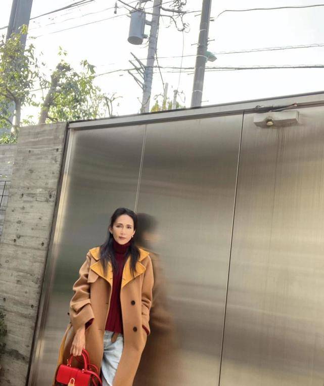 51岁工藤静香重现忧郁气质，豪宅内拎LV摆拍，被吐槽穿搭无季节感 -6park.com