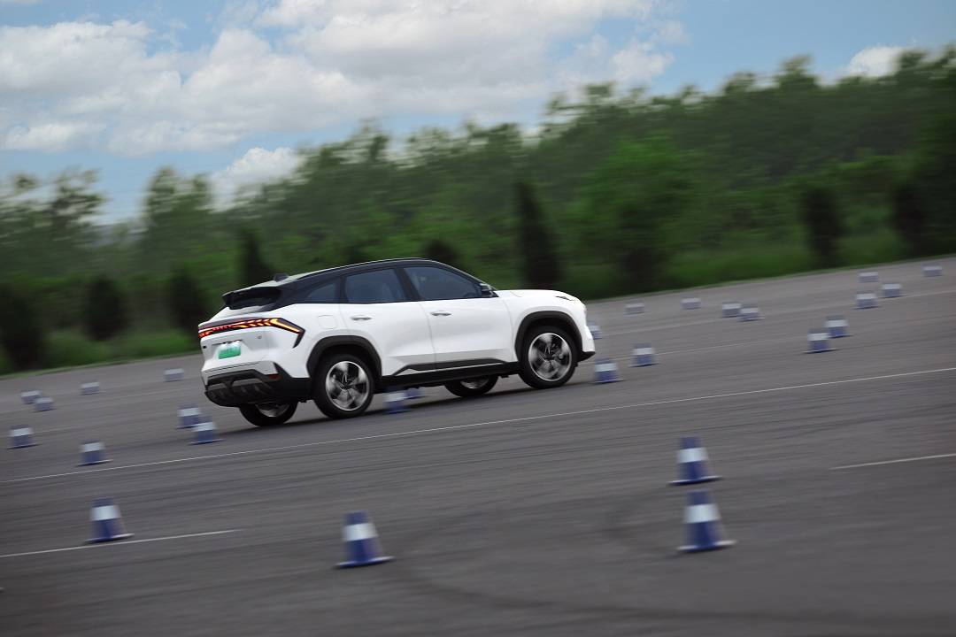 首搭雷神8848+3DHT Pro 如何兼顾性能与经济性？ 抢鲜试驾吉利银河L7_搜狐汽车_搜狐网