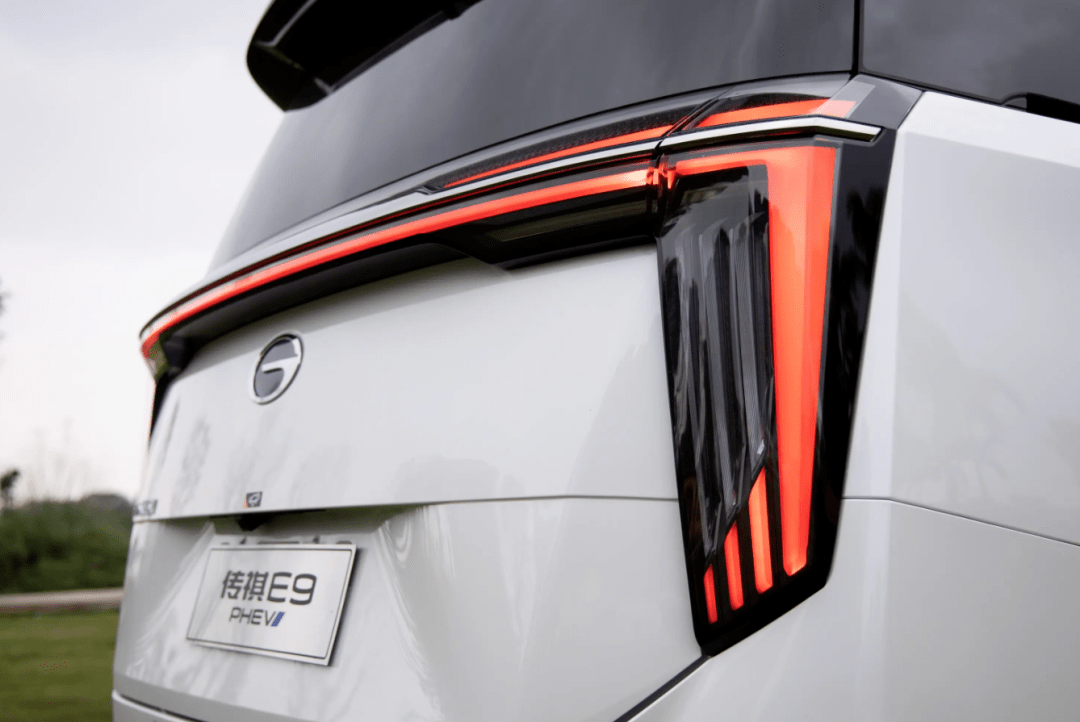 同级唯一2.0T插混MPV，续航1032公里，传祺E9霸气、端庄且高端_搜狐汽车_搜狐网